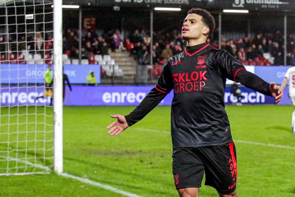 N.E.C. - N.E.C. bekert verder na gure avond in Almere