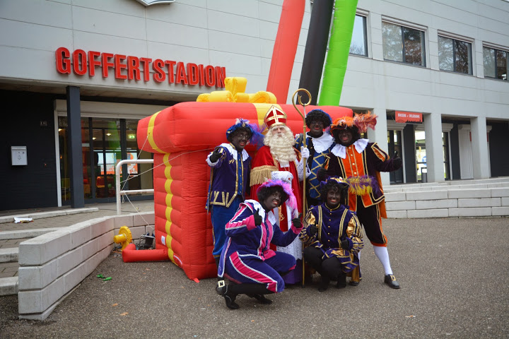 N.E.C. - Sinterklaas bezocht N.E.C. Juniors